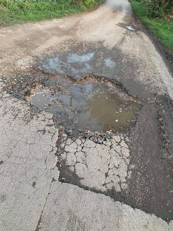 Čitatelj upozorava na rupu na lokalnoj cesti koja spaja Donje i Gornje ...