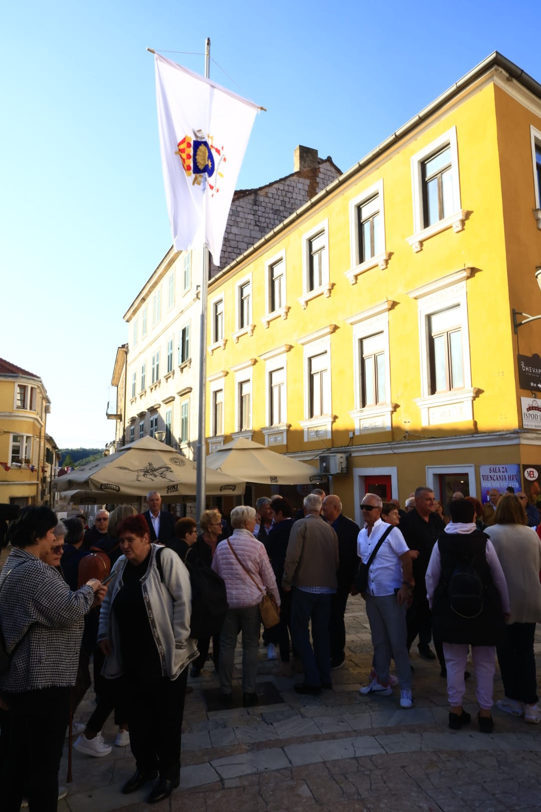 Zastava bazilike svečano podignuta na jarbol - FERATA - FERATA